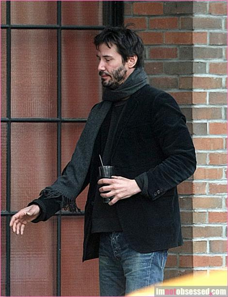 KEANEWS: May 11 2010 Keanu Reeves Drinks Coffee in NY